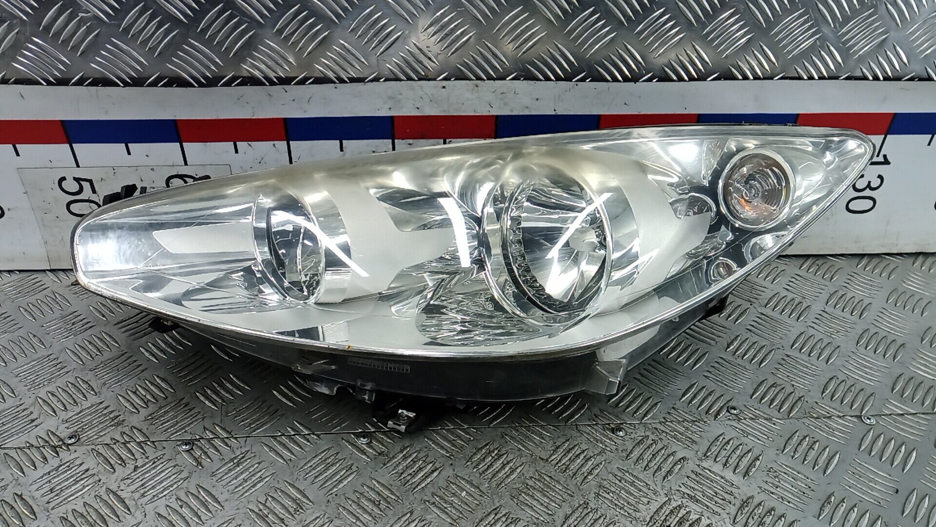 Фара левая PEUGEOT 308 1