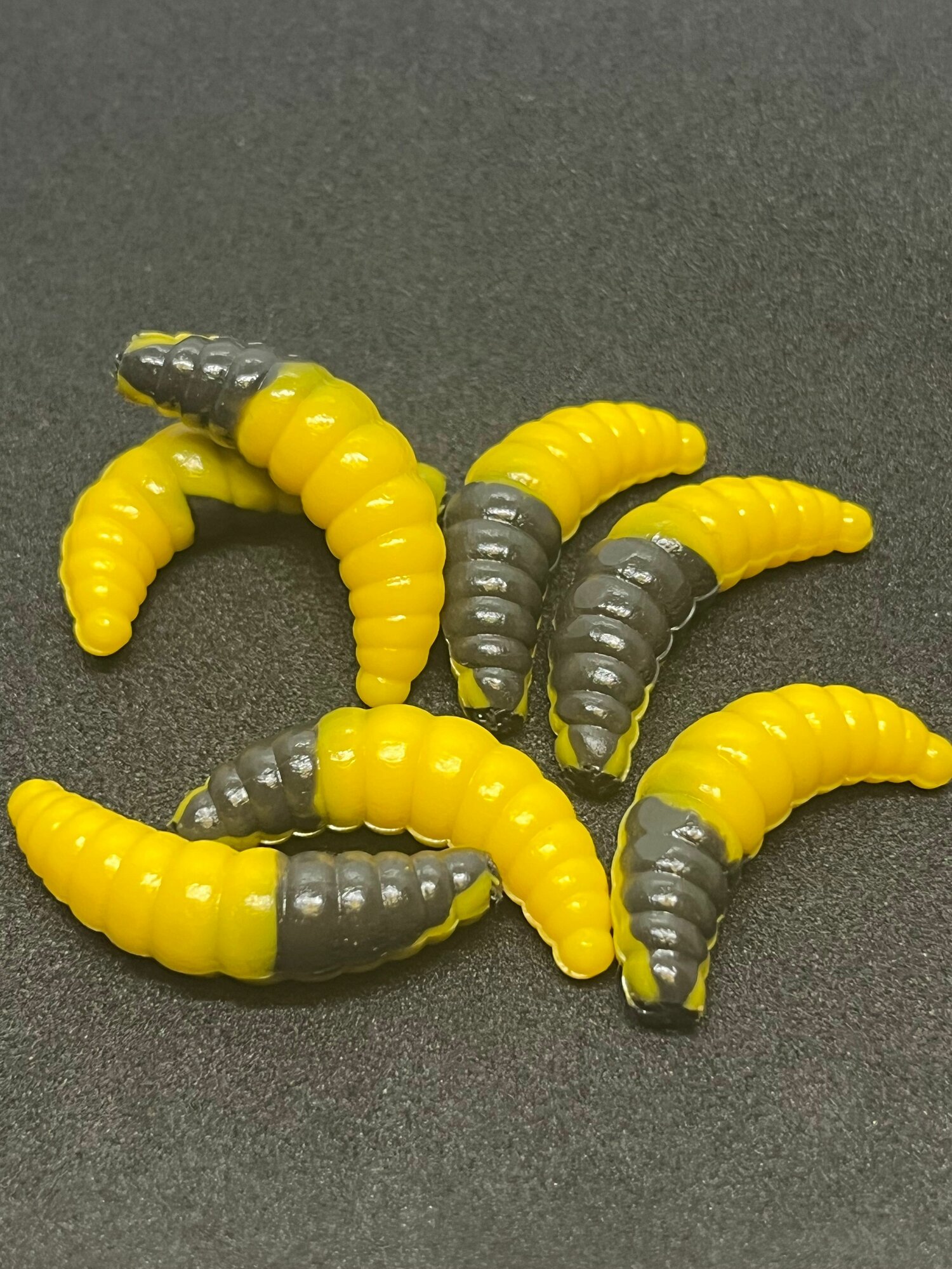 Съедобная, плавающая силиконовая приманка. Maggot 1.3 Чёрный- желтый