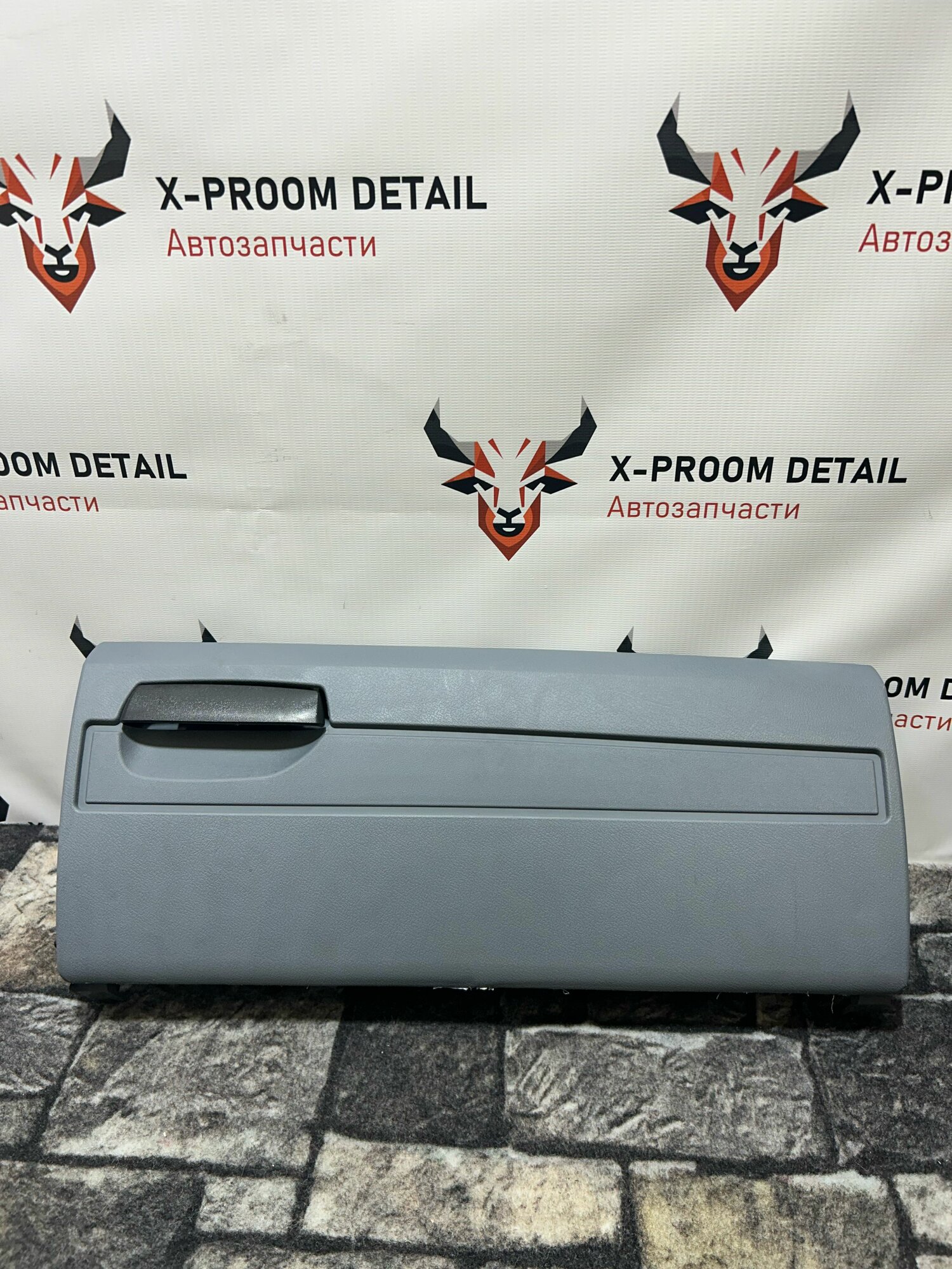 Крышка вещевого ящика бокового для а/м г- 3302, 3310 в сборе н/об. арт. 3310-5303014