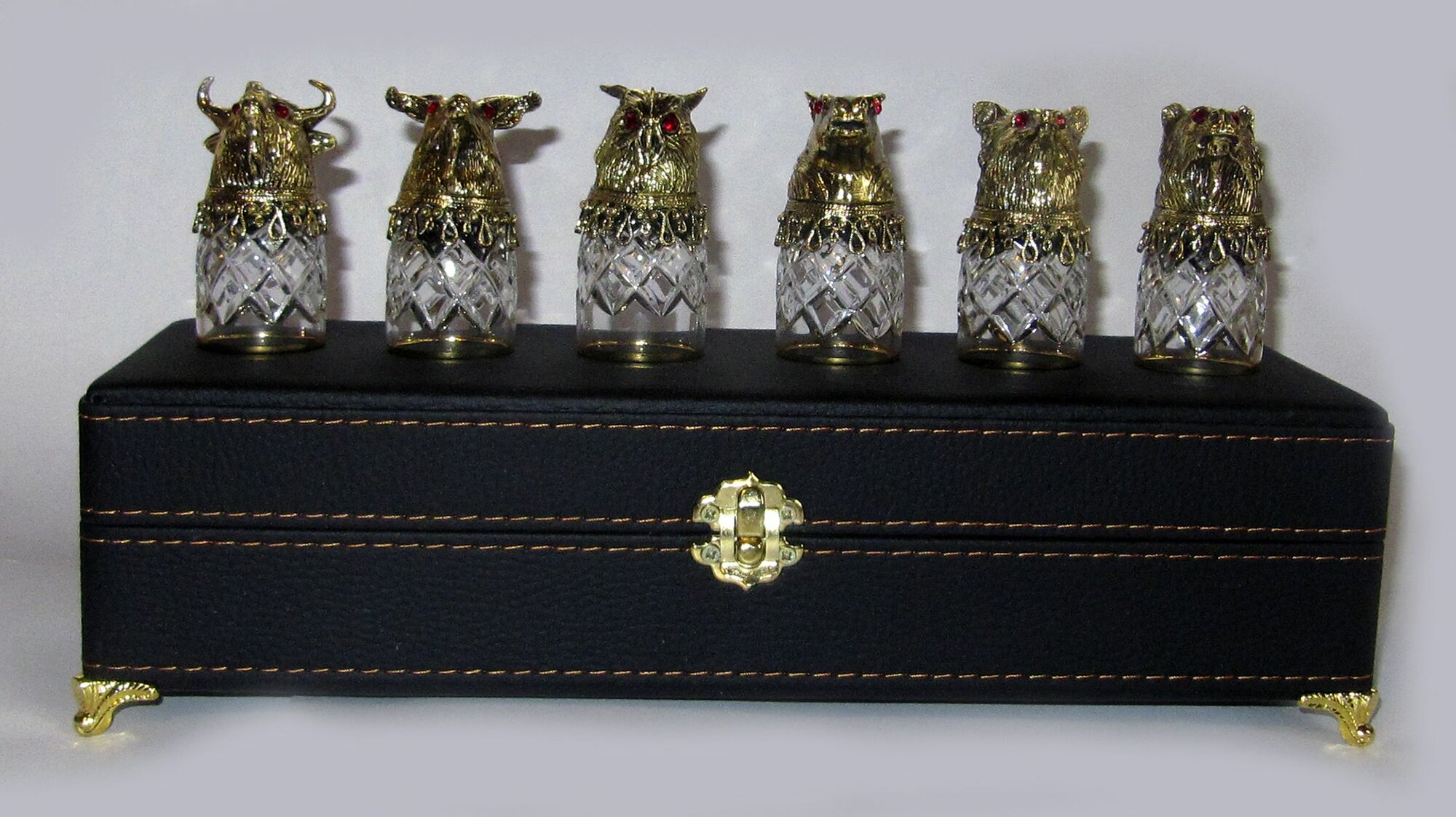 Подарочный набор рюмок для мужчины "охота" в футляре с внутренней отделкой из натуральной кожи.