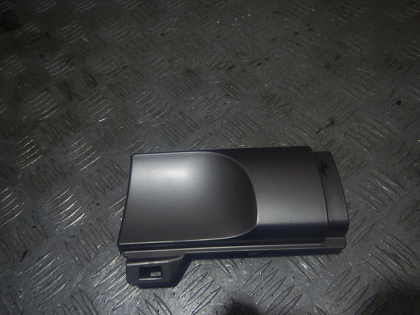 Б/У Накладка декоративная, Mitsubishi (Митсубиси)-GALANT (03-12) MITSUBISHI GALANT (03-12) Царапины 374316 MITSUBISHI ар...