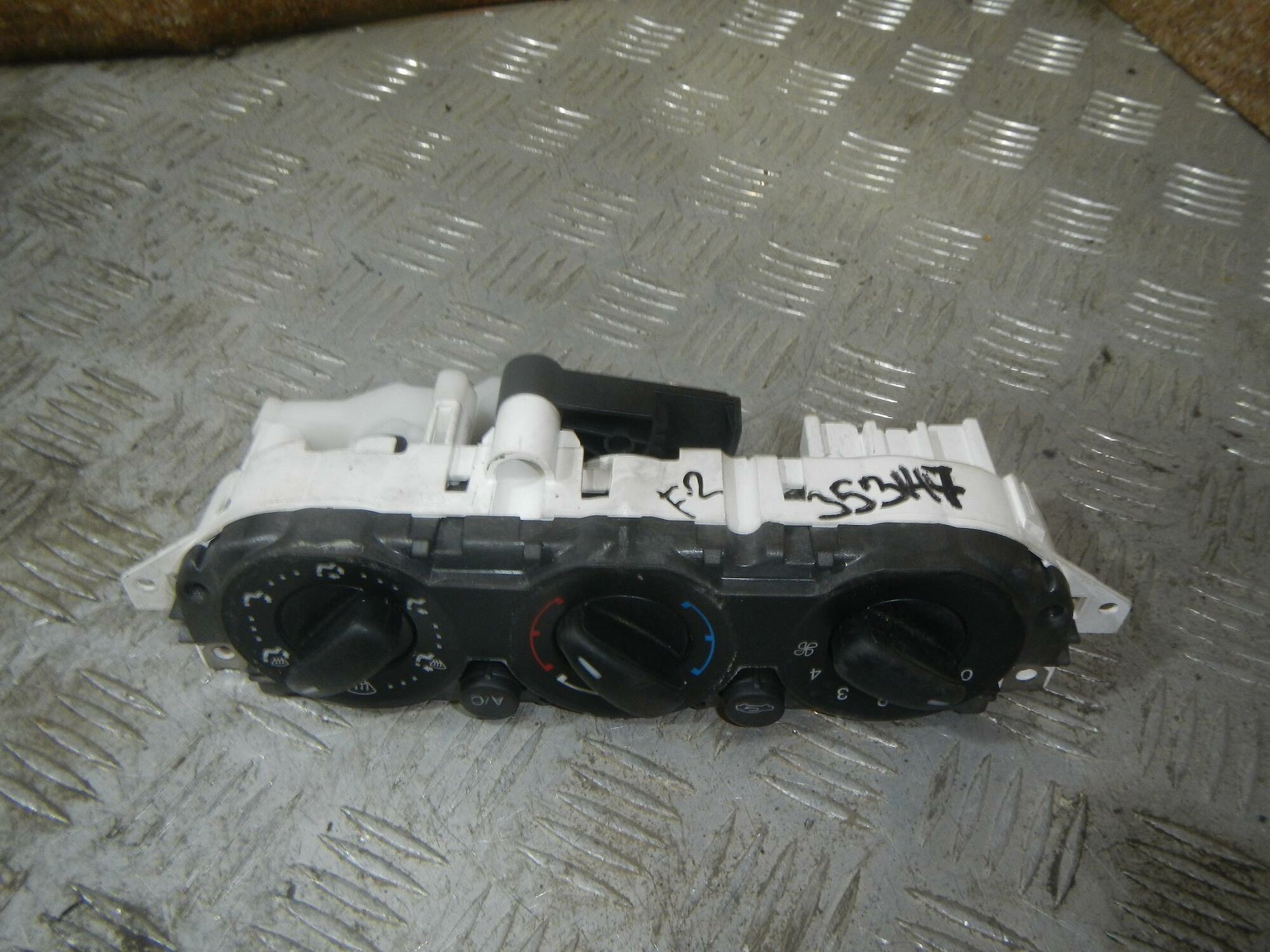 Б/У Блок управления климатической установкой, Ford (Форд)-FOCUS 2 (08-11) FORD FOCUS 2 (08-11) Потертости 353147 FORD ар...