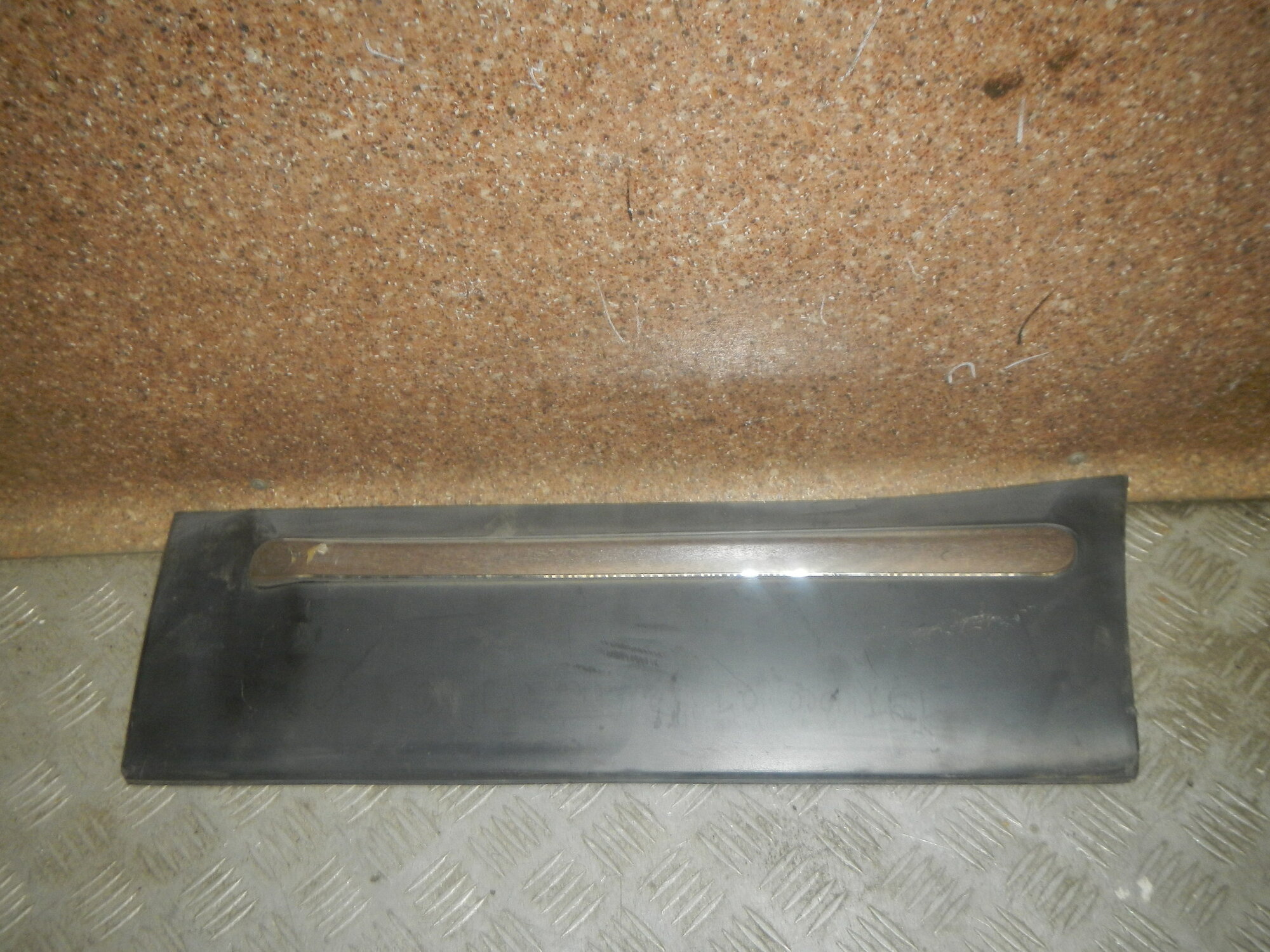 Б/У Молдинг двери задней левой, Nissan (Ниссан)-QASHQAI (07-) NISSAN QUASHQAI (07-) Царапины, поврежден хром. 575930 NIS...