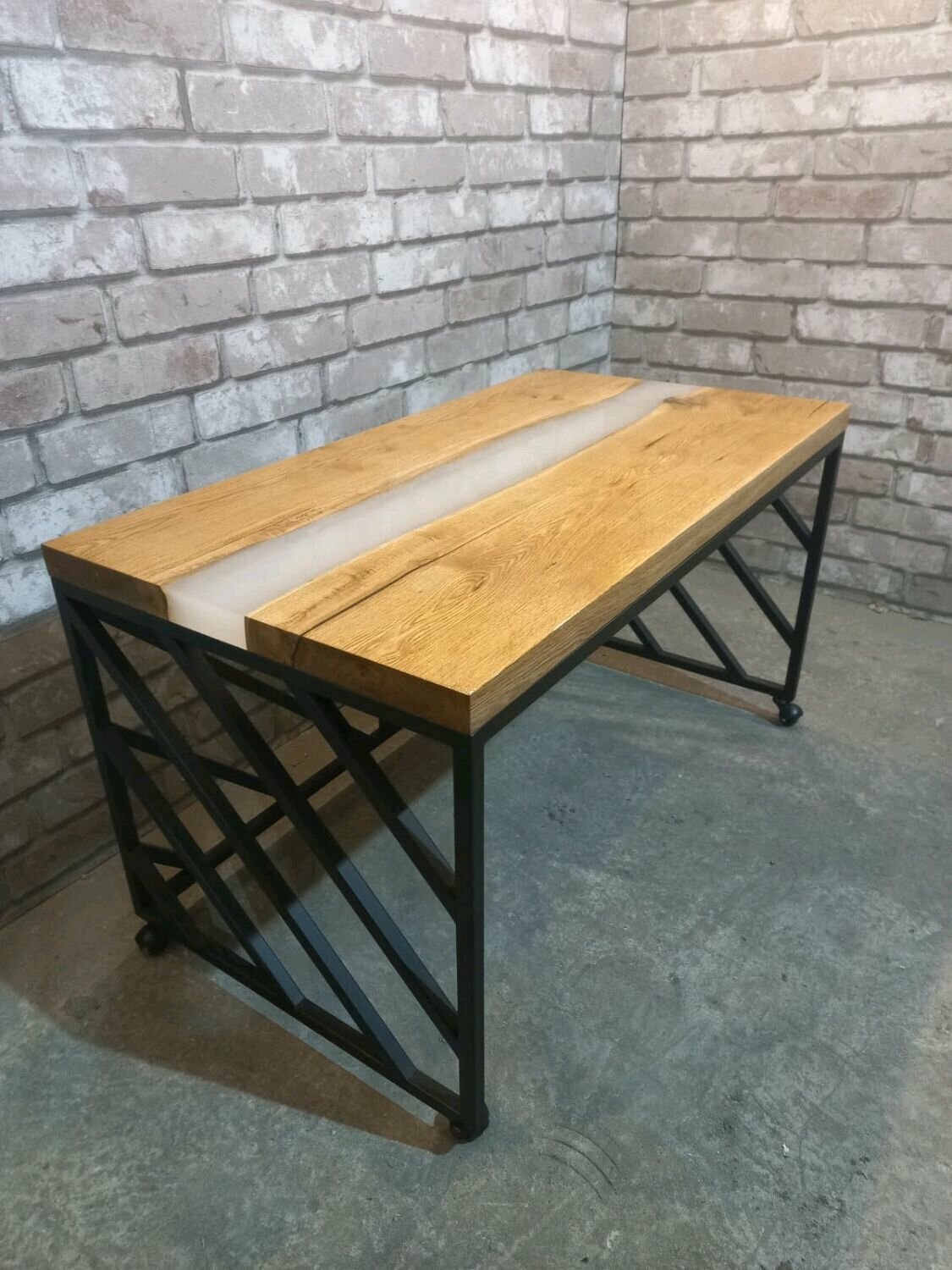 Стол-река "EasyLOFT" в стиле лофт, для гостиной, с эпоксидной смолой, журнальный, массив хвойных пород, 90х60х50 см.