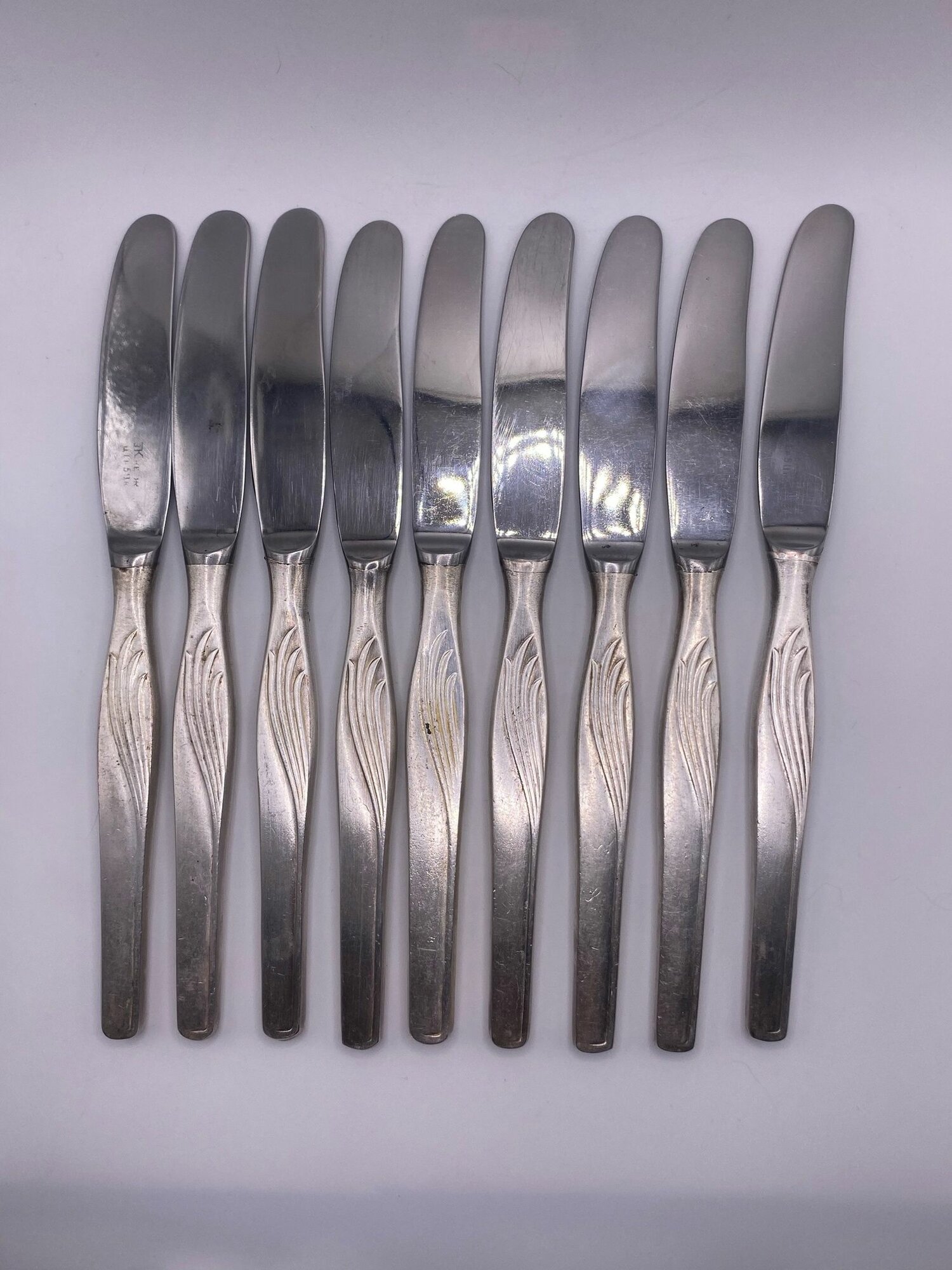 Набор десертных ножей. СССР. 9 штук. Лезвие-нержавейка. Ручка-Мельхиор. Длина: 21 см.