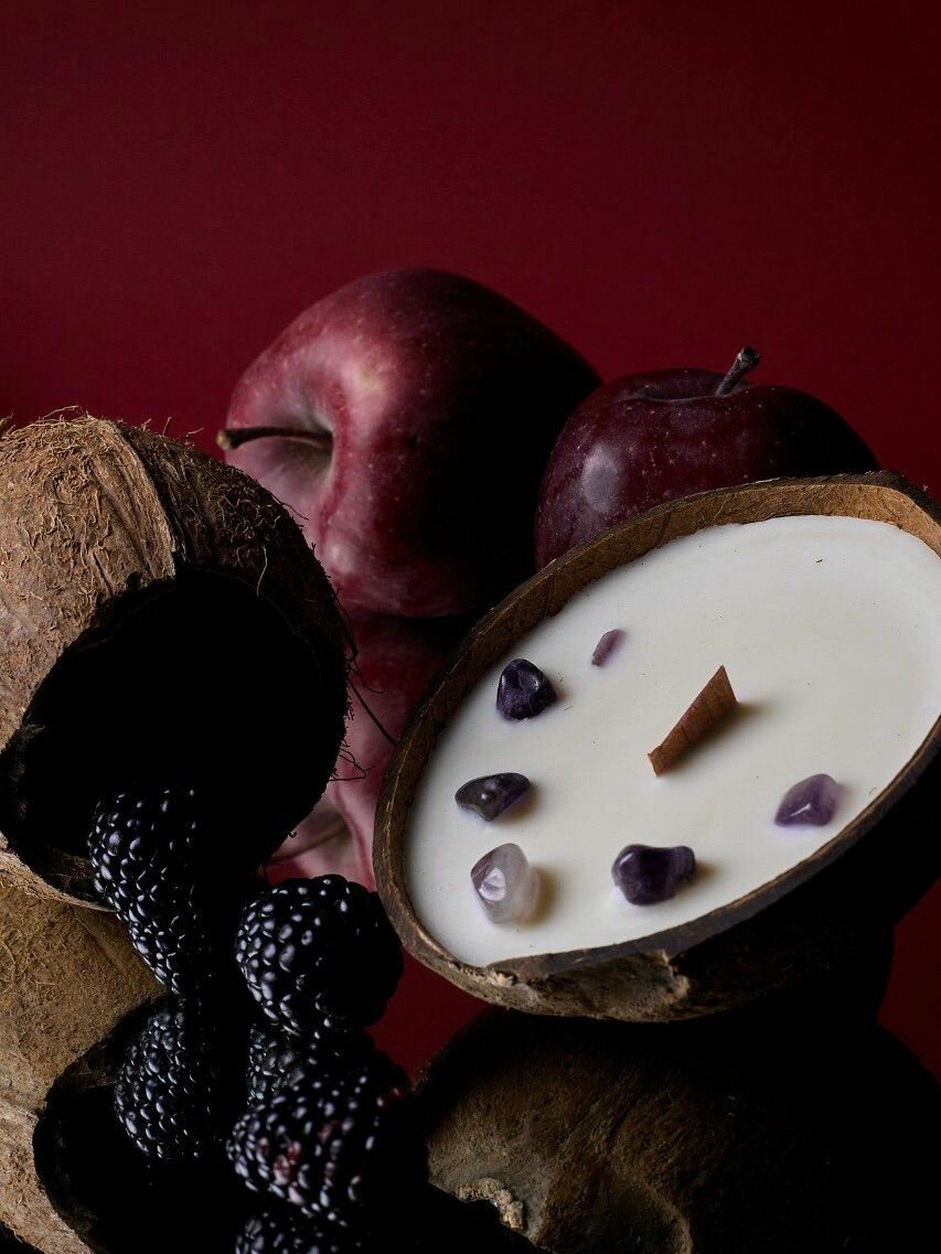 Свеча интерьерная, ароматическая в кокосе с деревянным фитилем, Абсент из черной смородины, Candle Zen, 200 мл, с аметистом