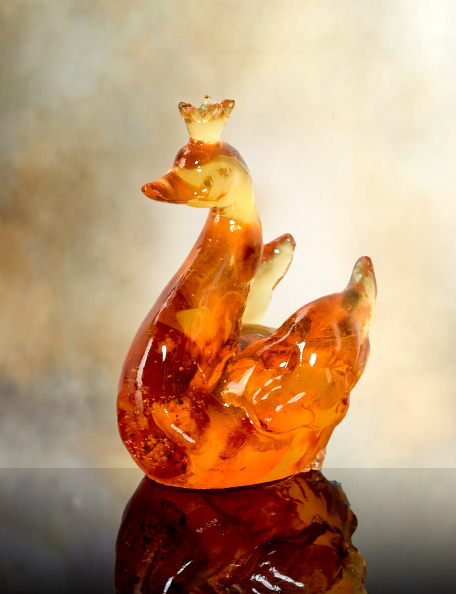 Фигурка Янтарь России "Принцесса Лебедь" из натурального янтаря и эпоксидной смолы , 5х4х3 см