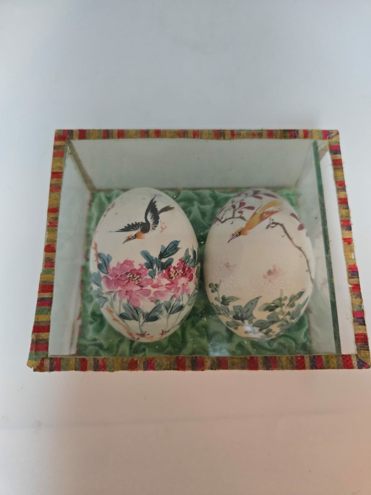 Пара декоративных яиц в прозрачной коробке, ручная роспись, фарфор, Старый Китай