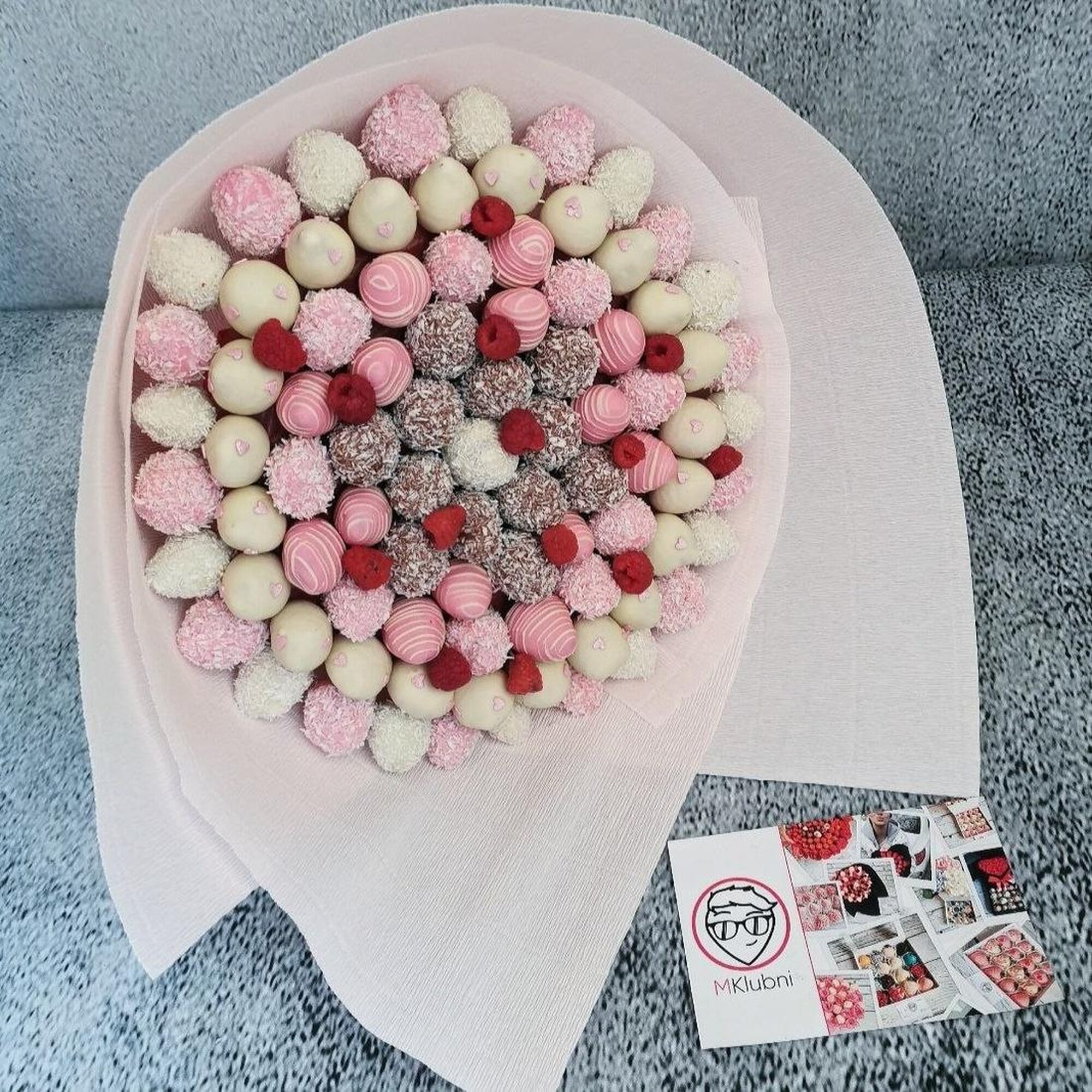 Подарочный букет Mklubni "Нежная галактика" из клубники в шоколаде с малиной