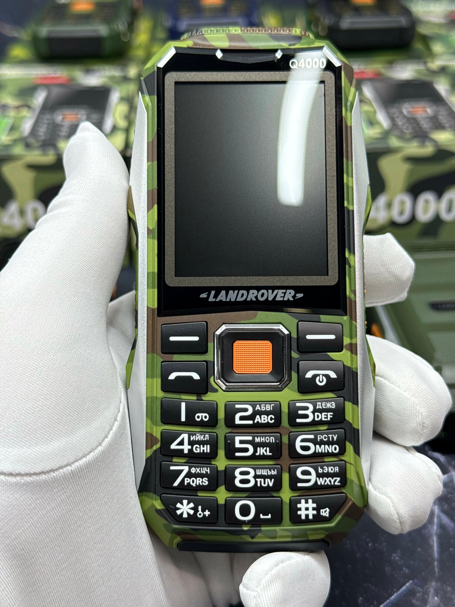 Кнопочный мобильный телефон Land Rover Q4