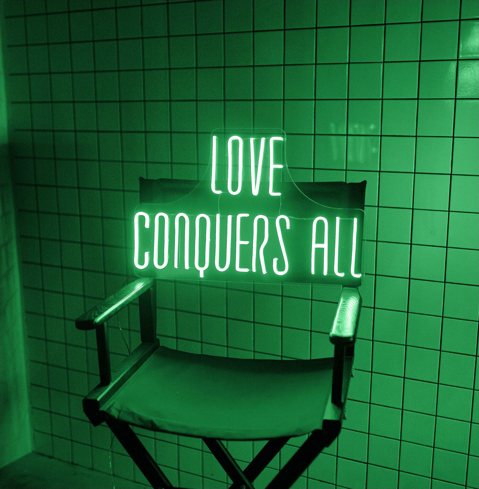 Табличка неоновая Love conquers all, 60х39 см, зеленая