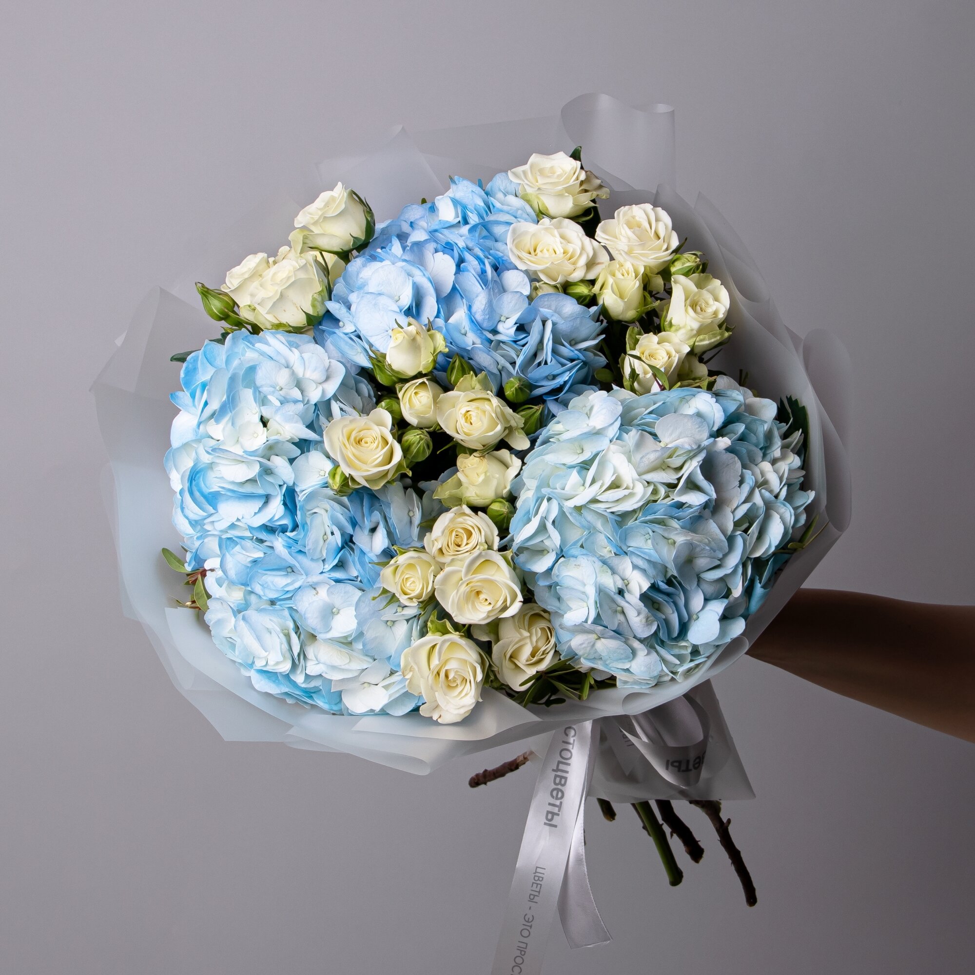 Дуобукет из голубой гортензии и кустовой розы в коробке и аквабоксе от "Простоцветы"
