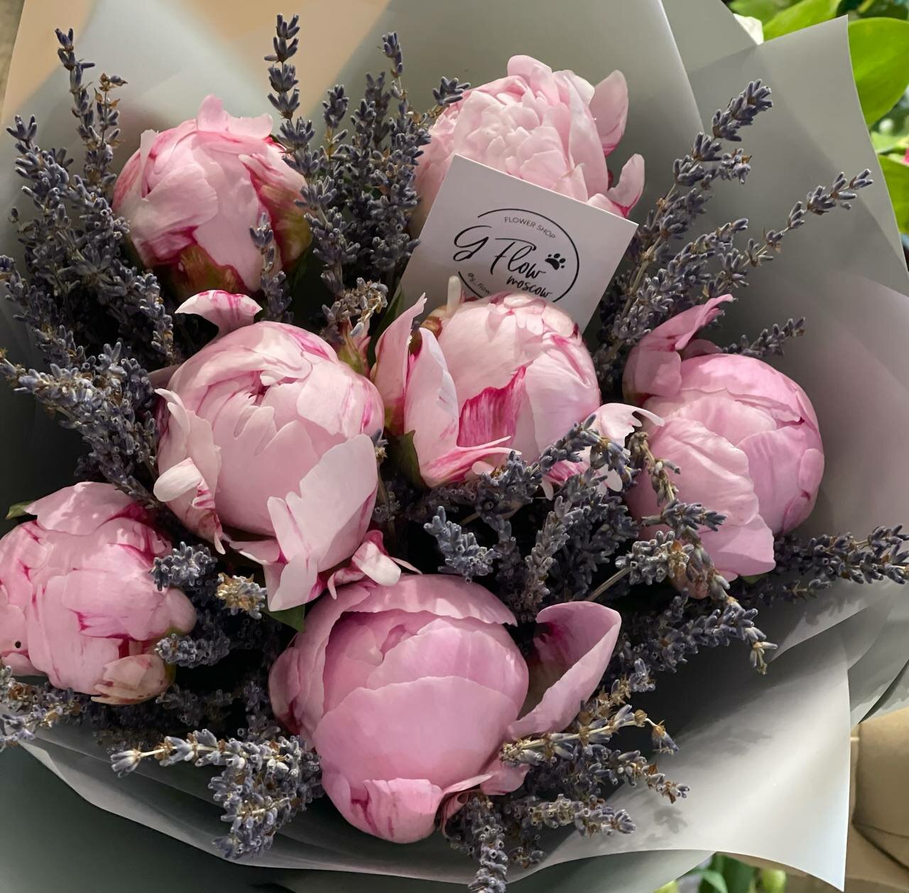 Премиум букет из розовых пионов и лаванды, премиум цветы, шикарный, красивый букет цветов, пионы розовые.