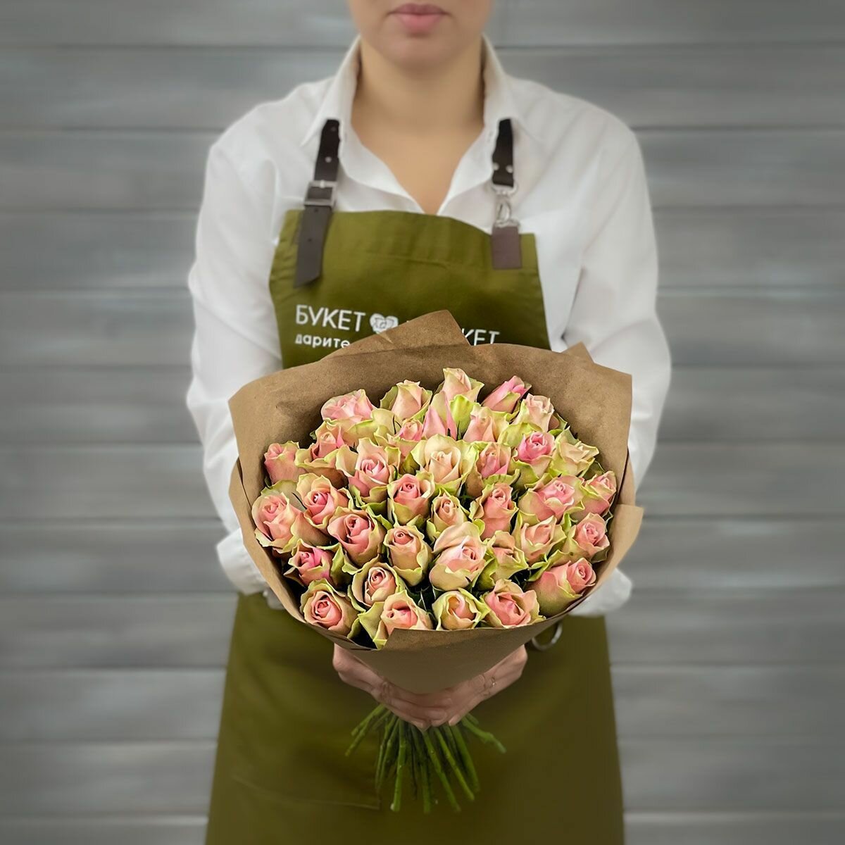 Букет живых цветов из 39 зелено-розовых роз 40см в крафте