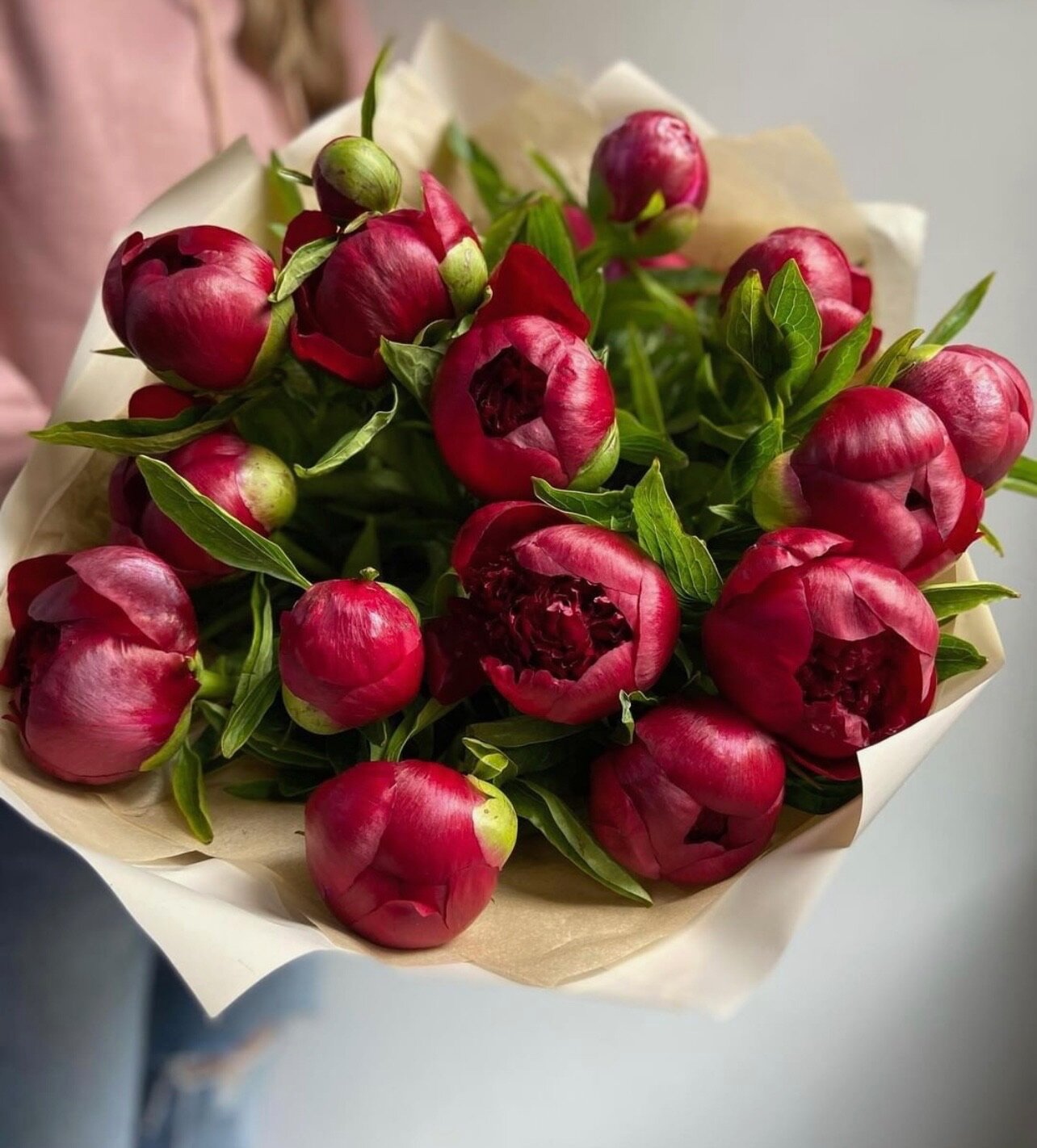 Премиум букет из бордовых пионов, премиум цветы, шикарный, красивый букет цветов, пионы бордовые.