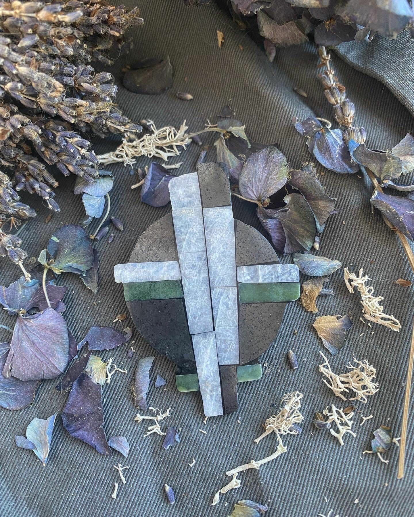 Брошь, лунный камень, нефрит