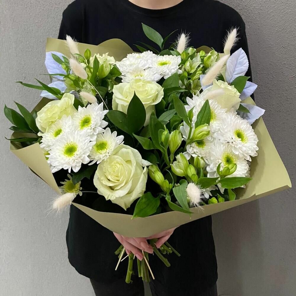 Букет с белыми розами, альстромерией и ромашковыми хризантемами - римская роза