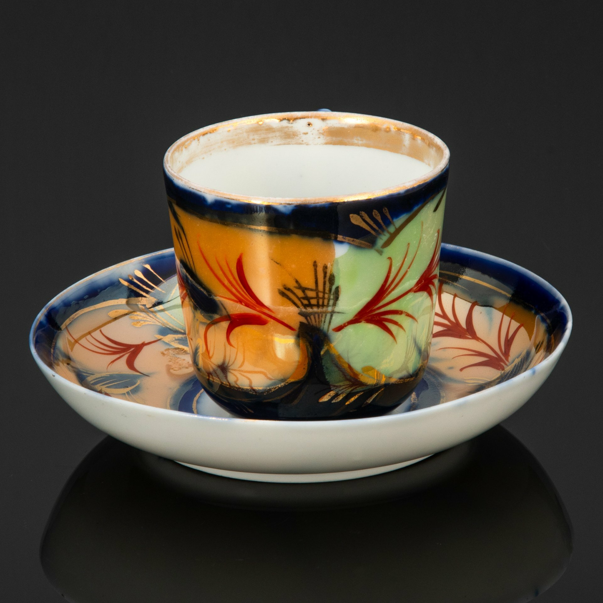 Чайная пара, украшенная мотивом "перо" на синем фоне, фарфор, кобальт, роспись