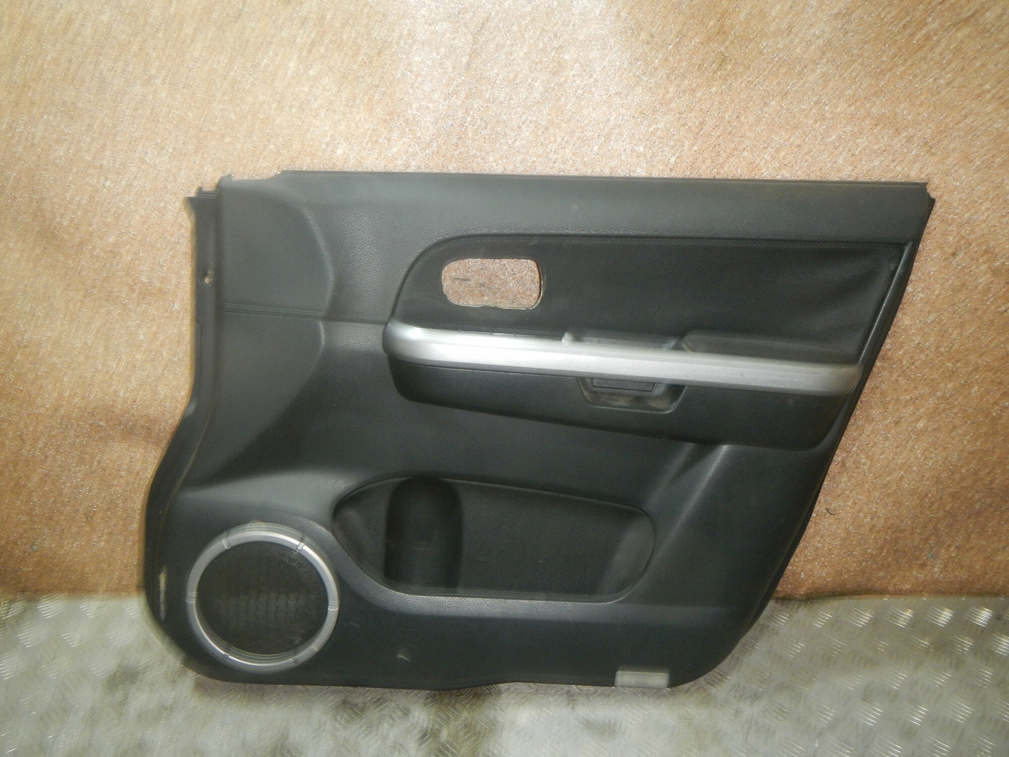 Б/У Обшивка двери передней правой, Suzuki (Сузуки)-GRAND VITARA (06-) SUZUKI GRAND VITARA (06-) Царапины. 341320 SUZUKI ...