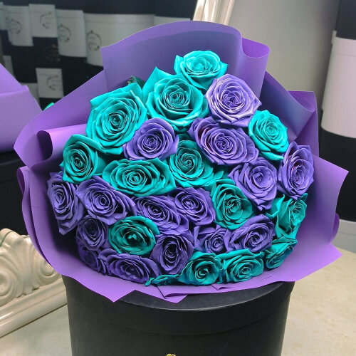 Монобукет "Венера в цветах", розы с бирюзовой краской, 29 штук