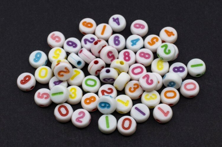 Бусины с цифрами 7х4мм, отверстие 1мм, цвет белый/ассорти цветов, 540-230, 10г (около 80шт)