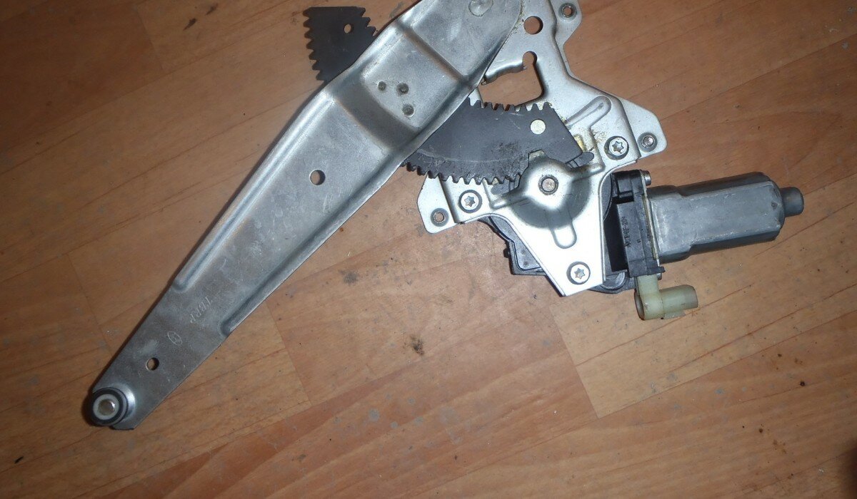 Моторчик стеклоподъемника Getz Hyundai