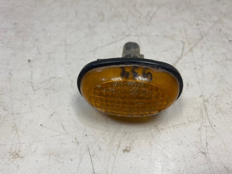 Б/У повторитель поворота Hyundai Accent 2005 LC, LC2 G4EC 24217 Hyundai-KIA арт. 92303220