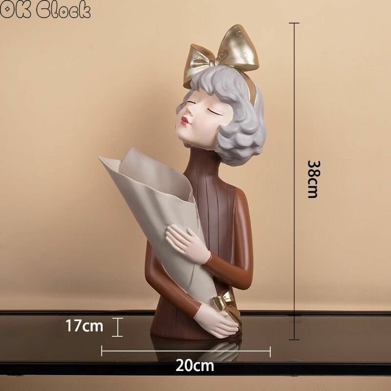 Декоративная статуя девушки с букетом