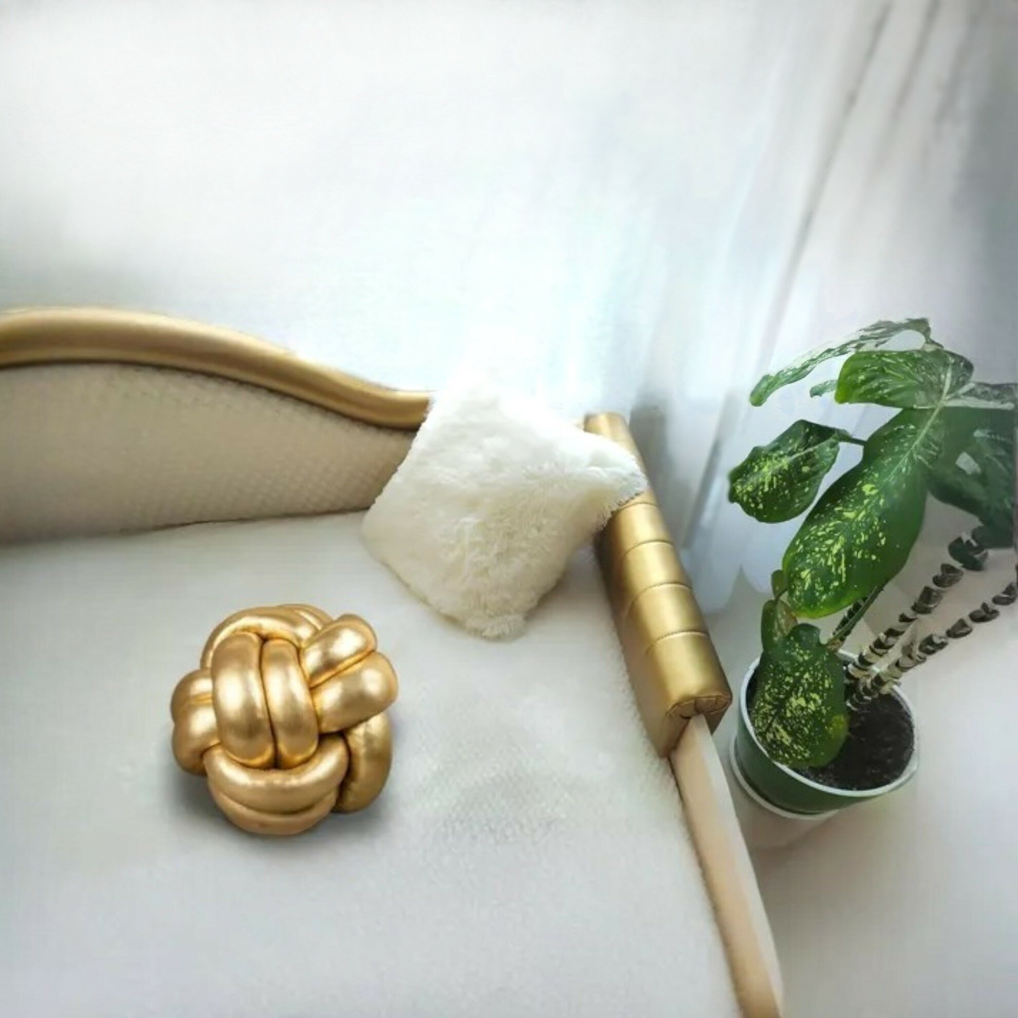 Подушка декоративная 30х30 золотистого цвета. Интерьерная подушка на диван, шар, узел (Д0111)