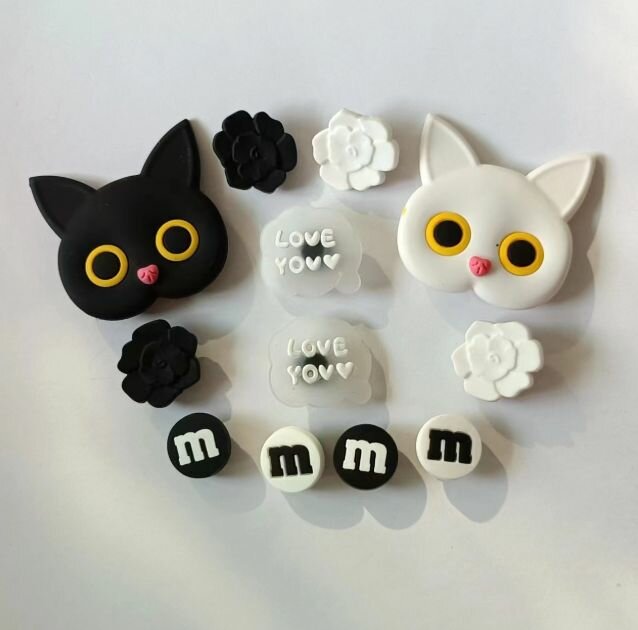 Набор джибитсов для кроксов и кроссовок в виде котиков(12 шт)