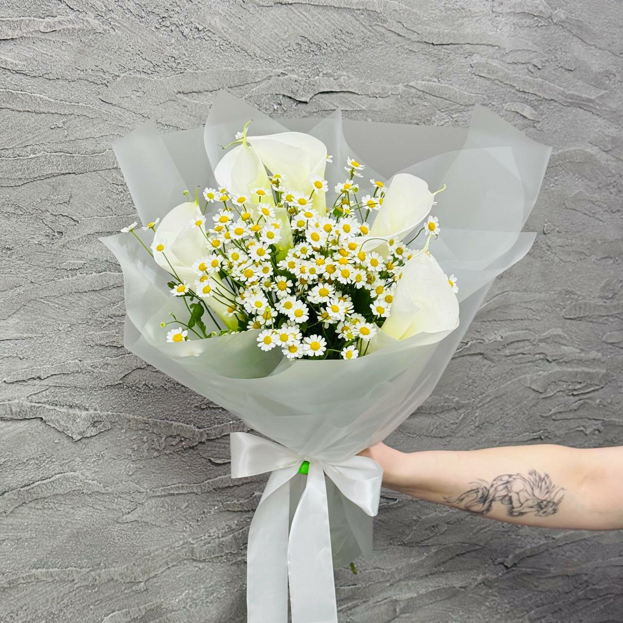 Дизайнерский букет белые каллы и полевые ромашки танацетум