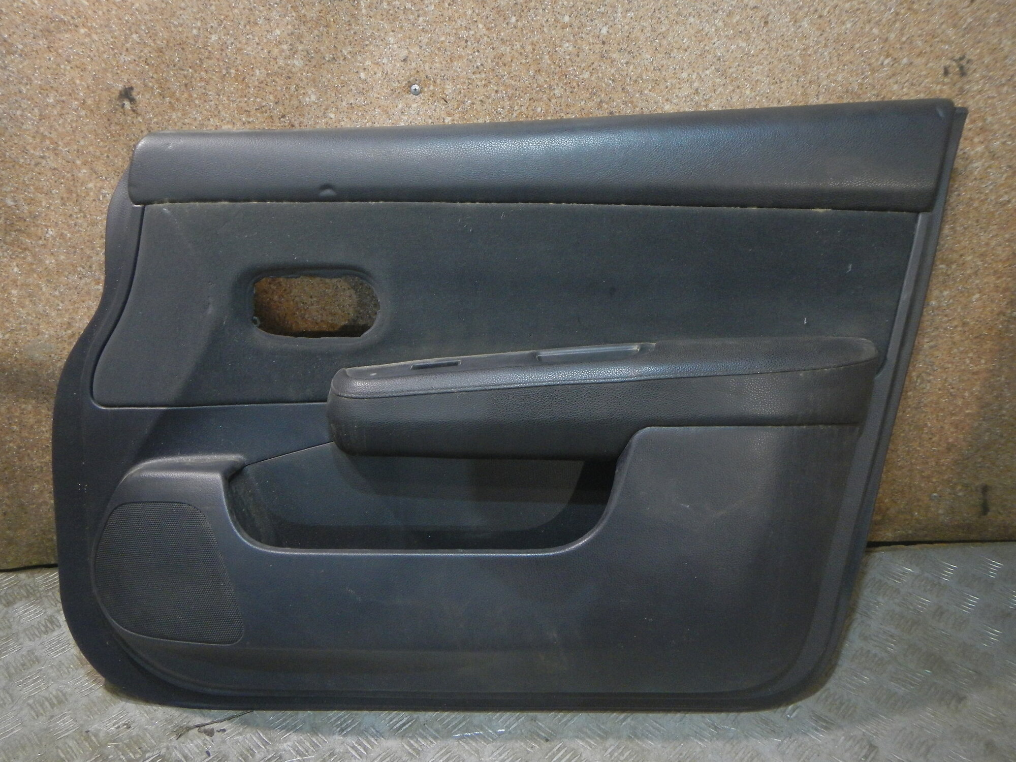 Б/У Обшивка двери передней правой, Nissan (Ниссан)-TIIDA (C11) (07-) NISSAN TIIDA (C11) (07-) Грязная, потертости, повре...
