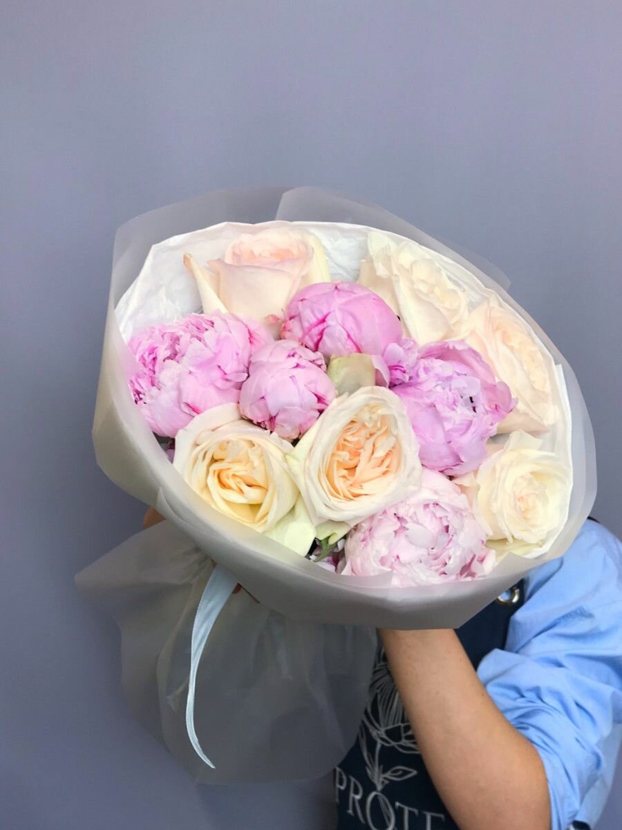 Букет из розовых пинов и белых роз "Аромат роскоши" PROTEA- Студия Цветов