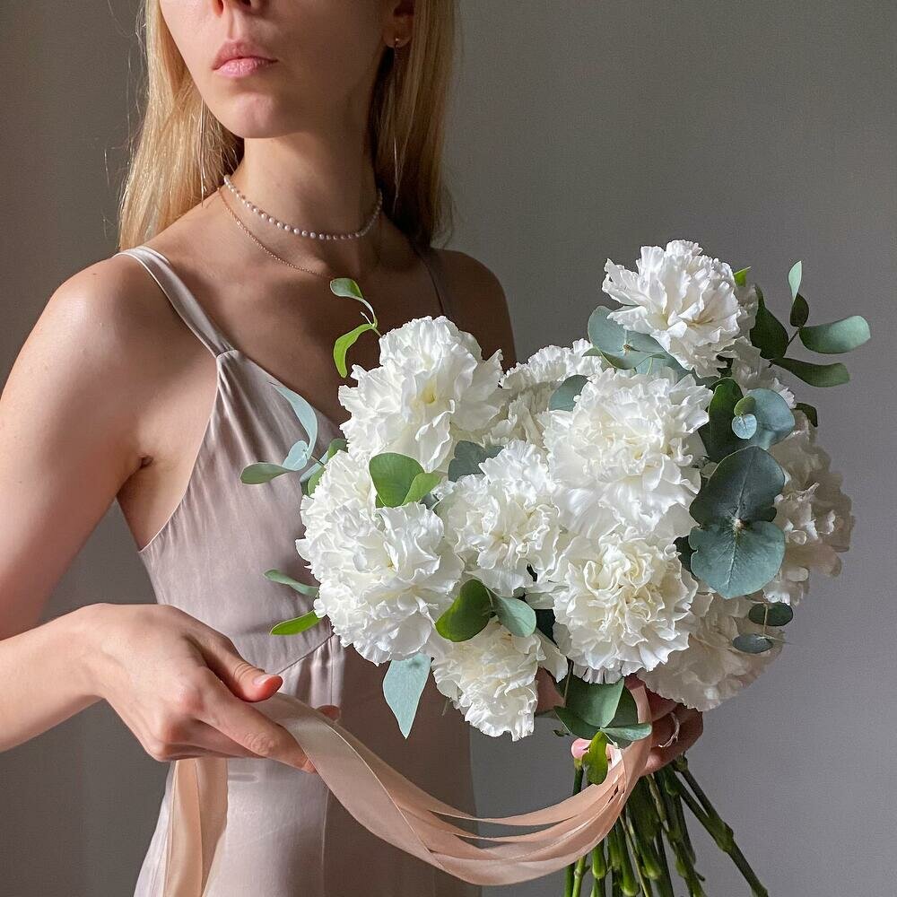 Букет невесты из белых гвоздик 17 шт с эвкалиптом, на свадьбу. Veresk 857