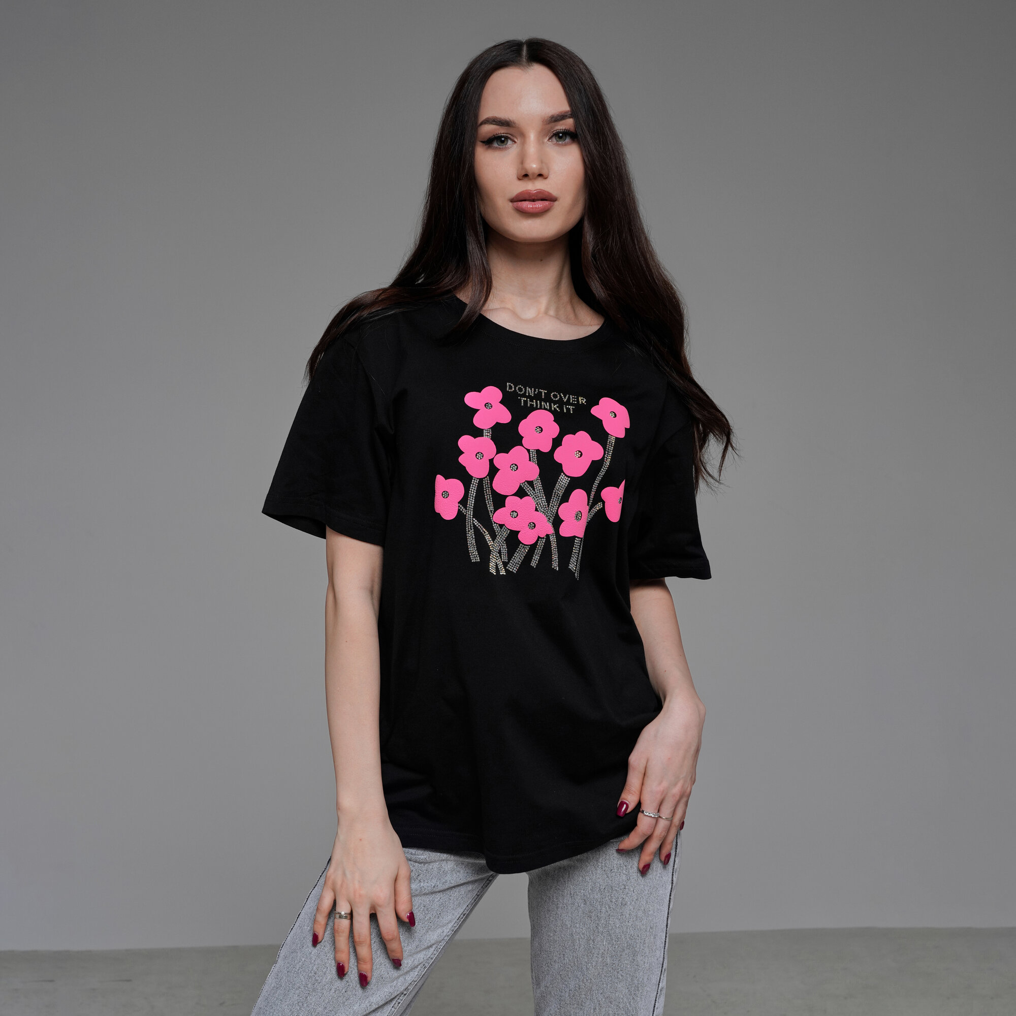 Футболка женская, с стильной термоаппликацией из пены и страз