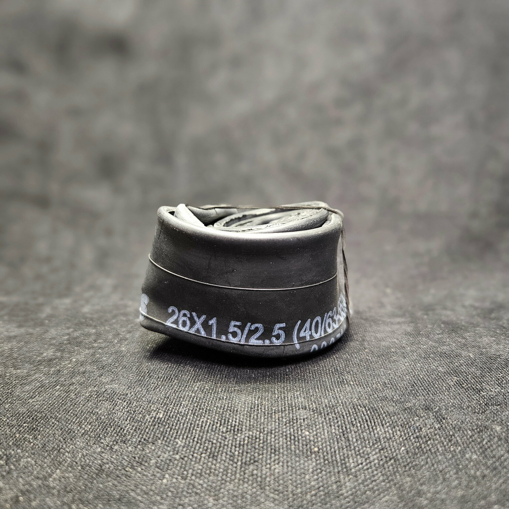 Камера велосипедная Maxxis WelterWeight, 26x1.5/2.5", 48 мм, тип ниппеля - schrader (автомобильный) (OEM без упаковки)