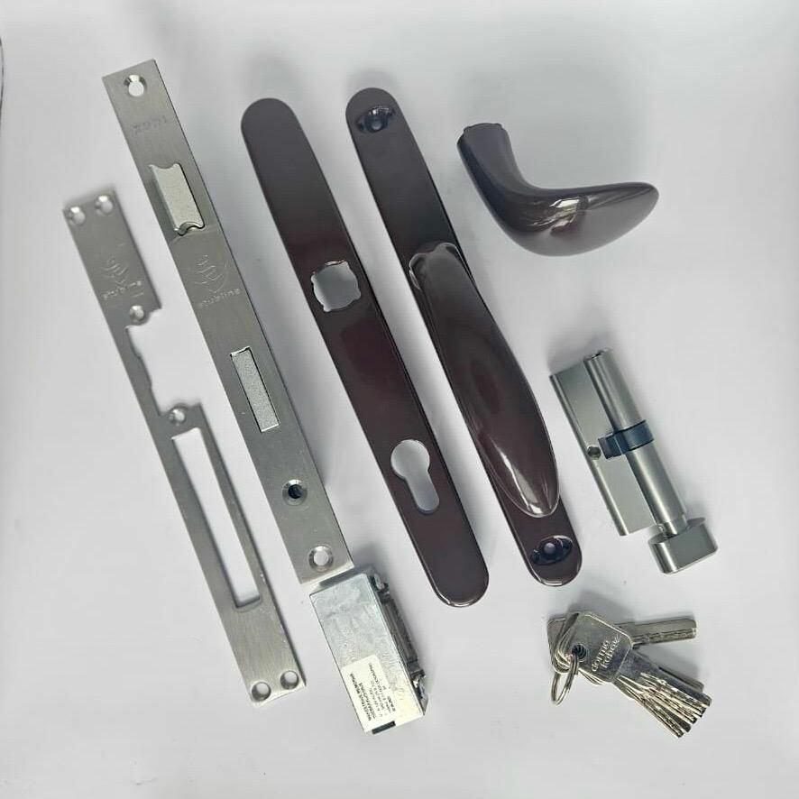 Надежный комплект для калитки (ручка ухват, коричневая, ral 8017 + замок STUBLINA с личинкой DORMA 60 + электромагнитная защелка)