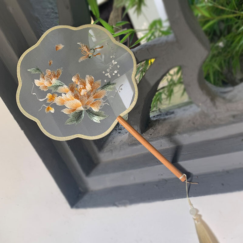 Веер Old Chang Gate "Лаочанмэнь", двусторонняя вышивка золотого пиона