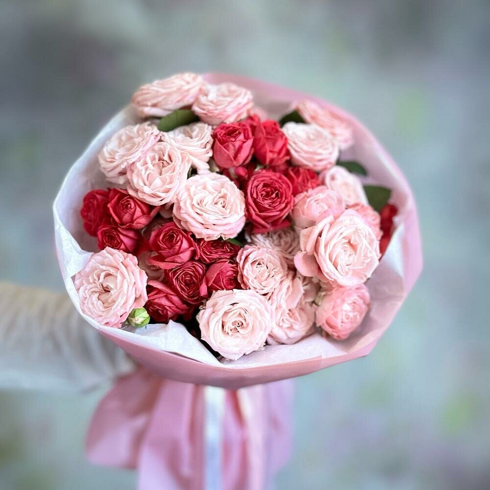 Букет из малиновых и розовых кустовых роз