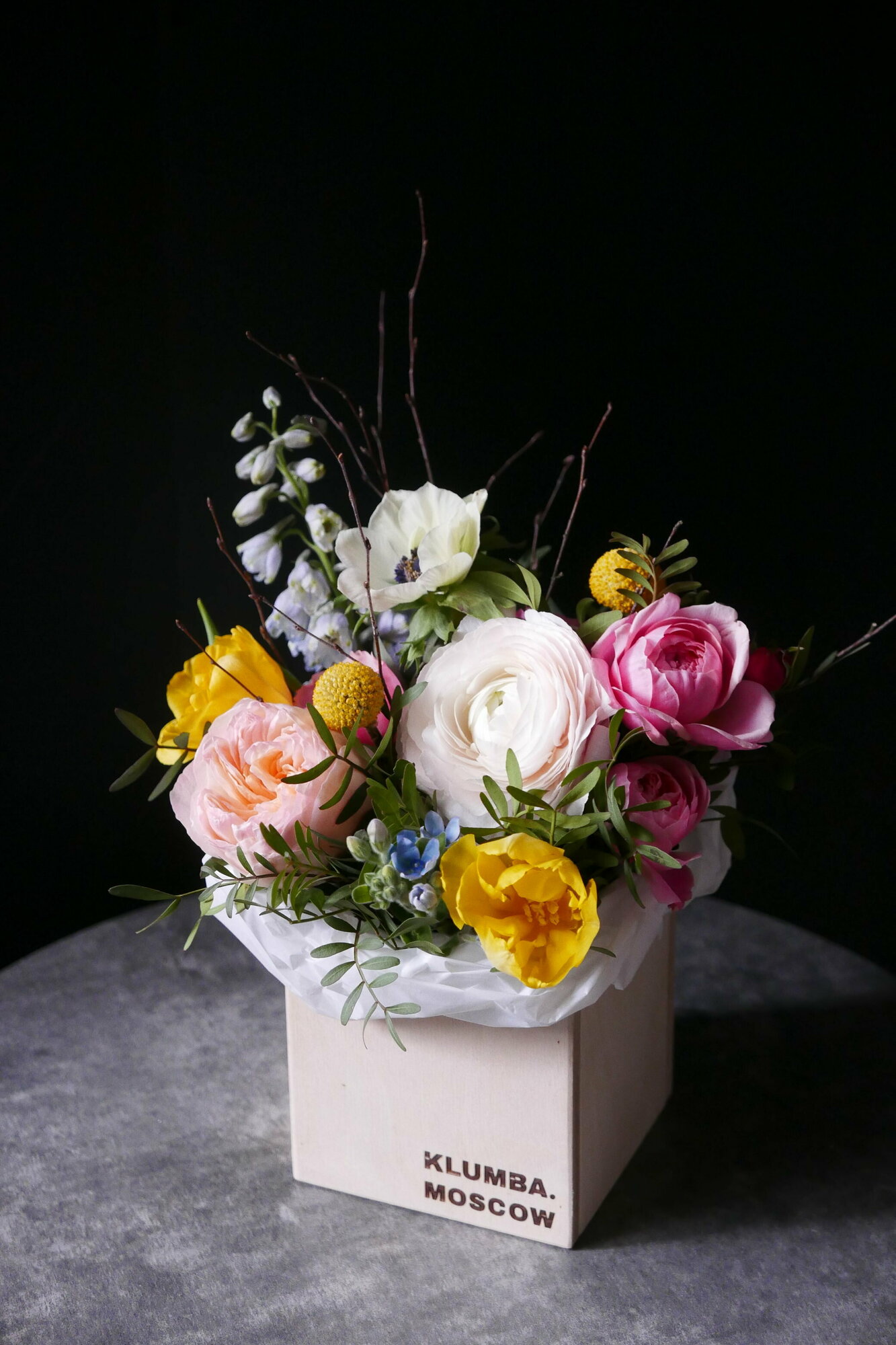 Весенний микс в деревянном ящичке от студии цветов klumba.moscow