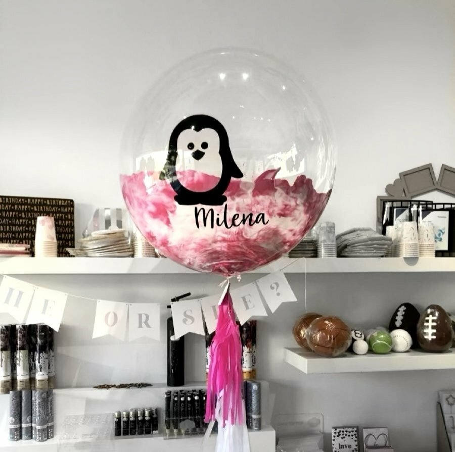 Прозрачный баблс-шар с розовой краской, рисунком пингвинчика и Вашей надписью