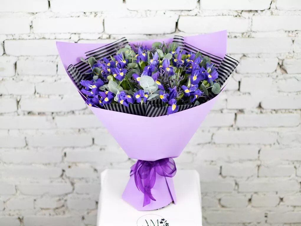 Букет 33 синих ириса с лимониумом