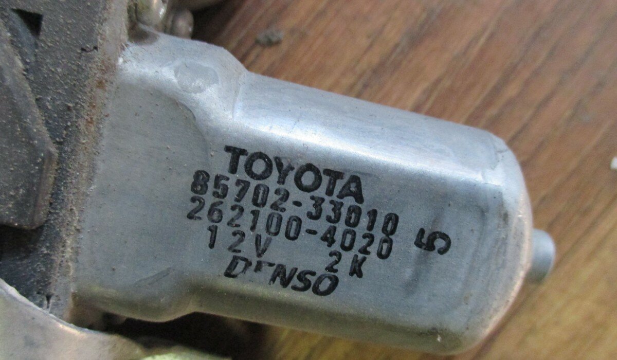 Моторчик стеклоподъемника Corolla E15 Toyota 8570233010