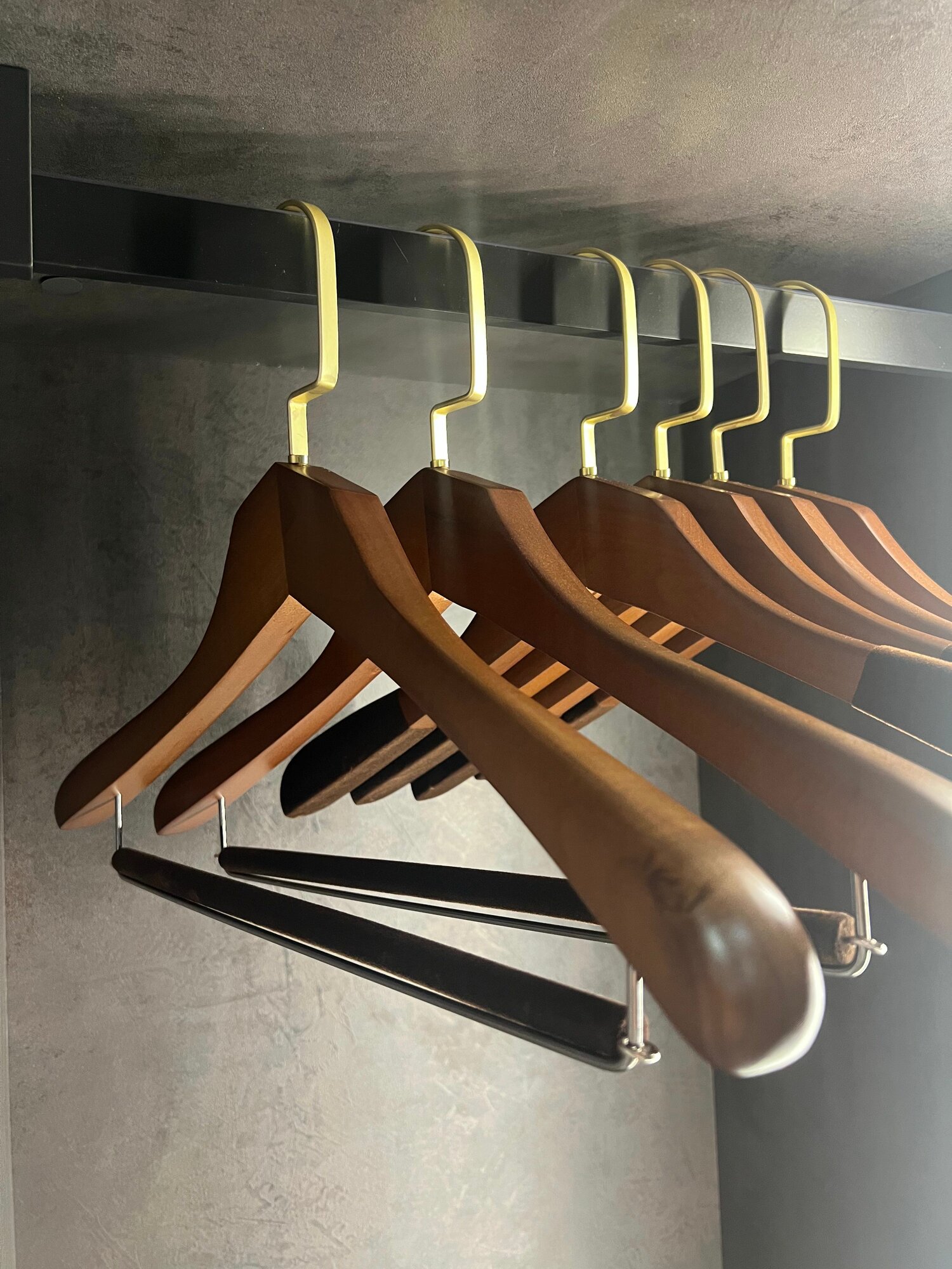 ! Деревянные вешалки для одежды с перекладиной 4 шт / дизайнерские вешалки