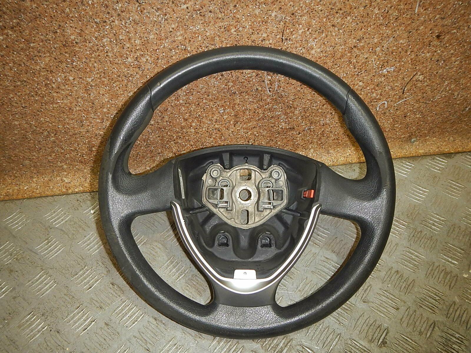 Б/У Рулевое колесо для AIR BAG, ВАЗ (VAZ)-LADA KALINA (калина) LADA KALINA (Калина) 13- Потертости. 589030 LADA арт. 2192...