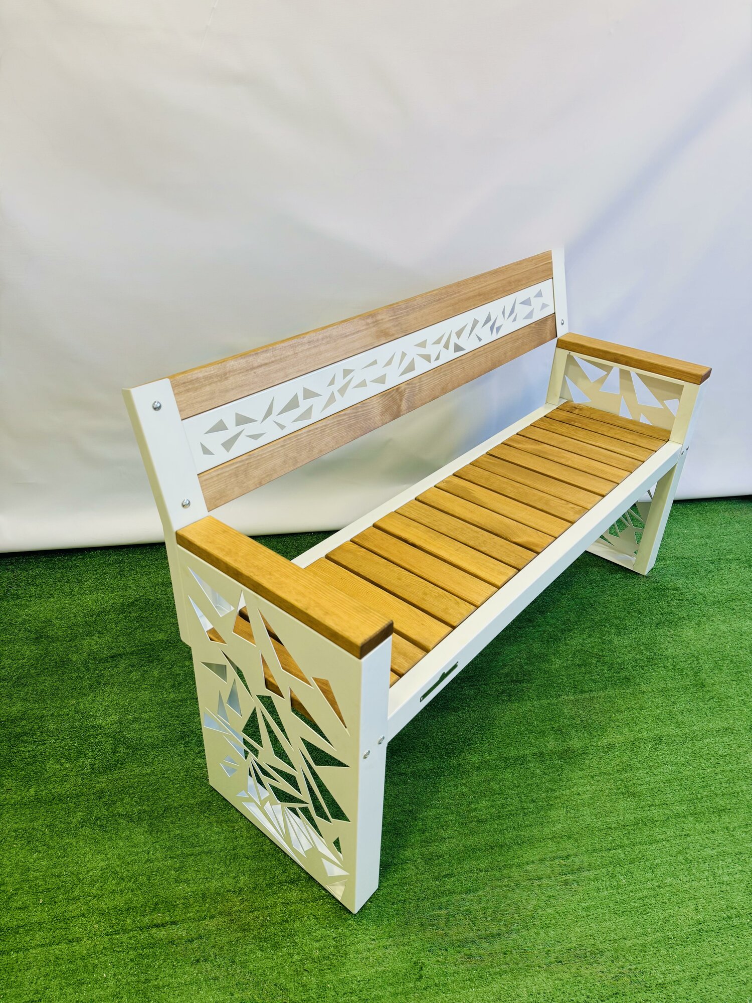 Скамейка Feroom Group "Осколки", дерево/металл, с подлокотниками, прочная спинка, 141х46х90 см