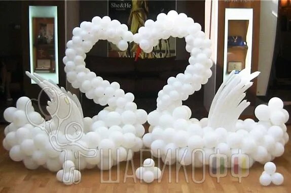 Украшение зала на свадьбу шарами "Композиция из шаров свадебные лебеди"