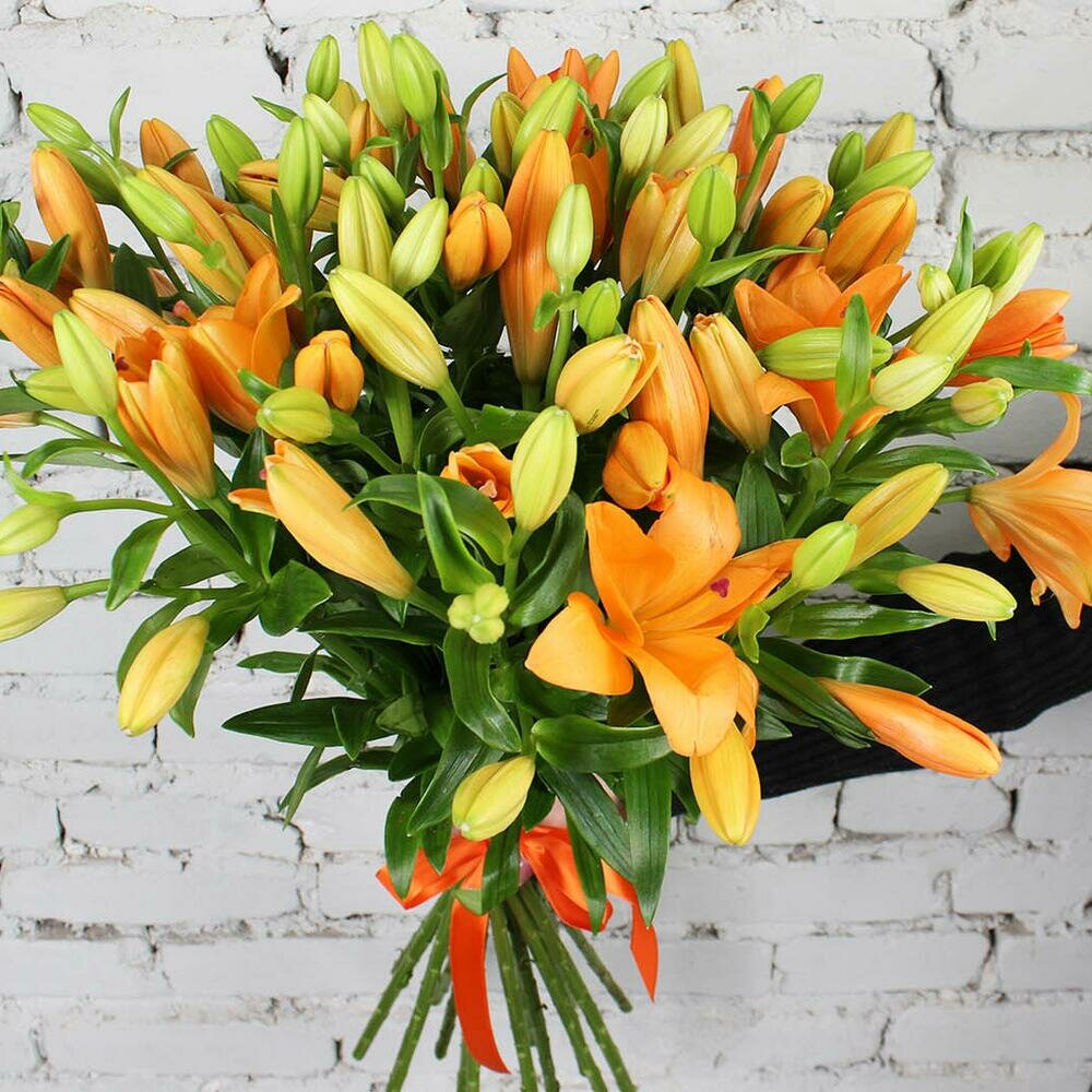 Букет 19 оранжевых лилий