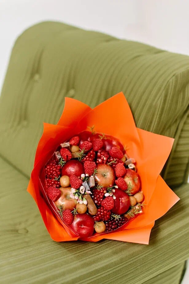 Букет Vegato Studio “Марсала” с гранатом и яблоками, размер L