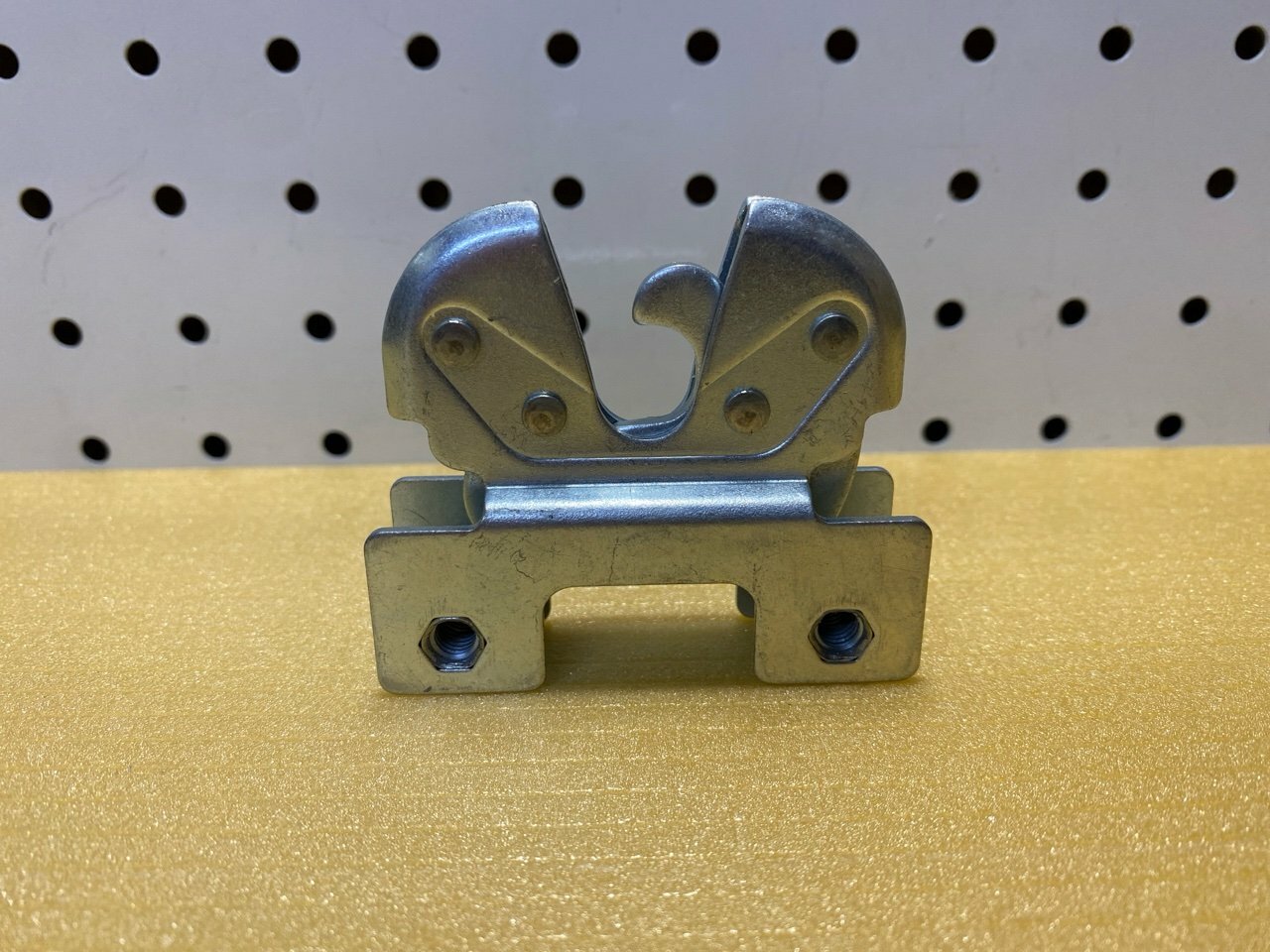 Замок капота для грузовиков MAN TGA TGS TGX TGL TGM (МАН ТГА ТГС ТГХ ТГЛ ТГМ)